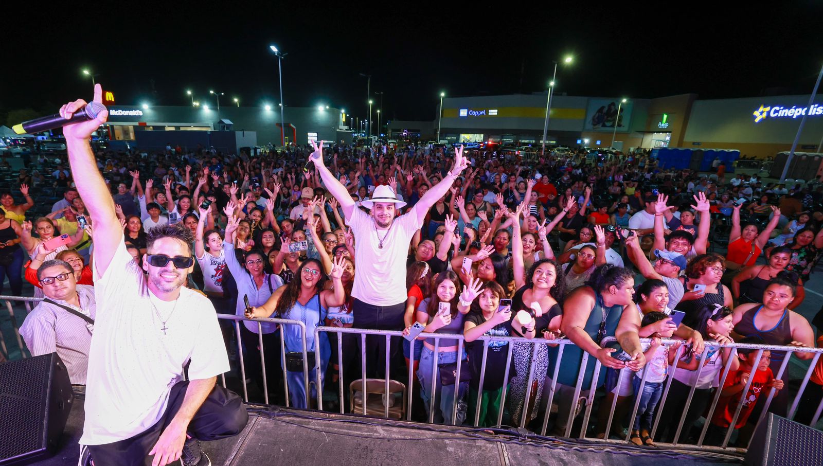 Gobierno de Estefanía Mercado celebra en grande a las mamás de Playa ...